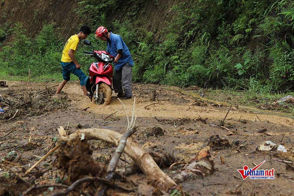 Nghìn m3 đá vùi lấp đường, trườn qua vách đá về nhà