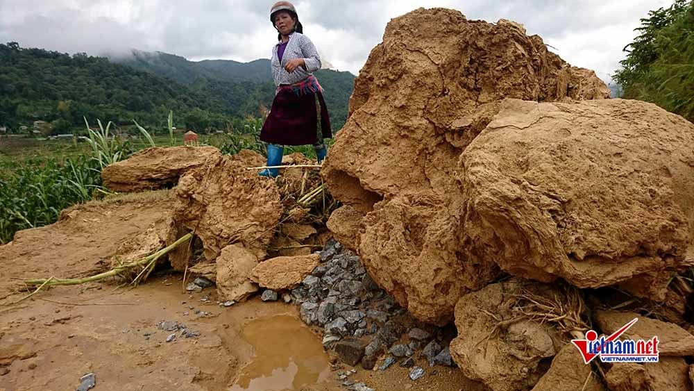 Nghìn m3 đá vùi lấp đường, trườn qua vách đá về nhà