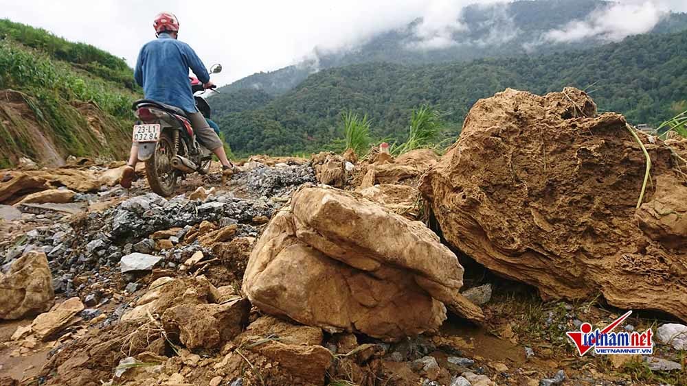 Nghìn m3 đá vùi lấp đường, trườn qua vách đá về nhà