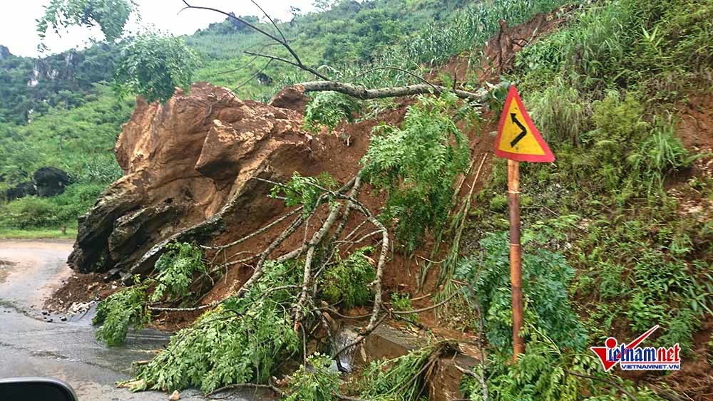 Nghìn m3 đá vùi lấp đường, trườn qua vách đá về nhà