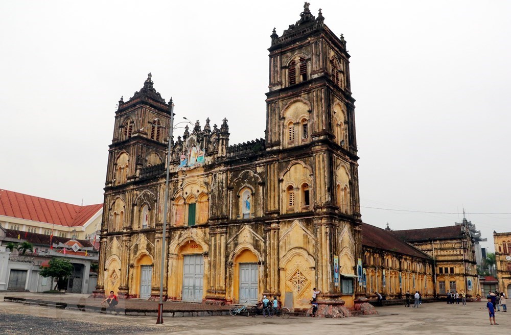 Architects protest tearing down Bui Chu Church