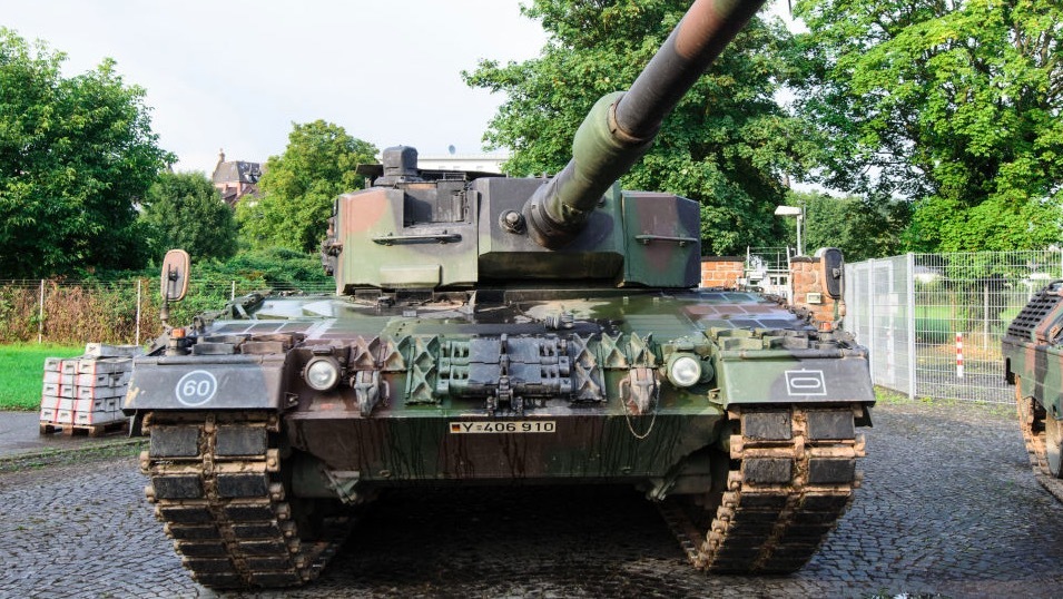 Xe tăng Đức nghiền nát xe xịn BMW trong tích tắc