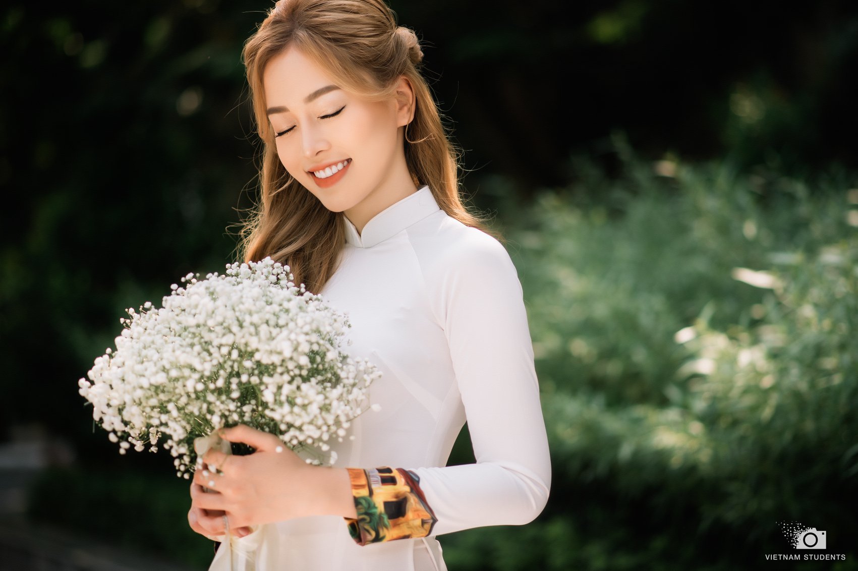 Bộ ảnh kỷ yếu trong trẻo chia tay tuổi sinh viên của Á hậu Bùi Phương Nga