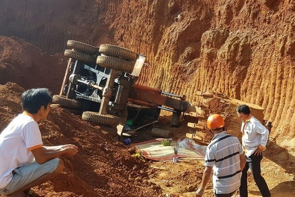 Xe múc đất lật ngang khi thi công, tài xế bị đè chết ở Bình Phước