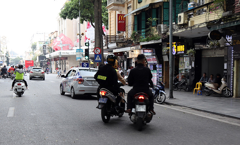 Cảnh sát giao thông, cơ động hóa trang tóm đua xe đêm Noel