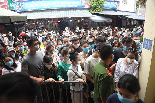 Hanoi: West Lake Temple closed after crowds flock to worship