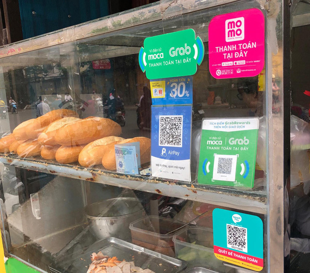 Thời trà đá, đánh giày quét QR code