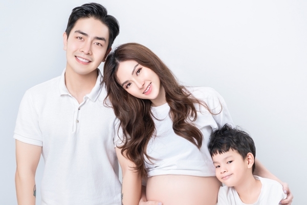 Thu Thủy hạnh phúc bên chồng trẻ và con trai trước ngày lâm bồn