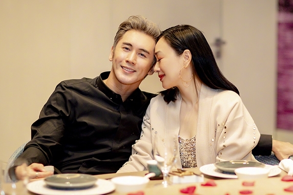 Chung Lệ Đề hạnh phúc bên chồng trẻ kém 12 tuổi