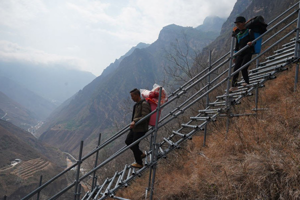 Làng vách đá ở Trung Quốc làm giàu nhờ lên mạng kể khổ